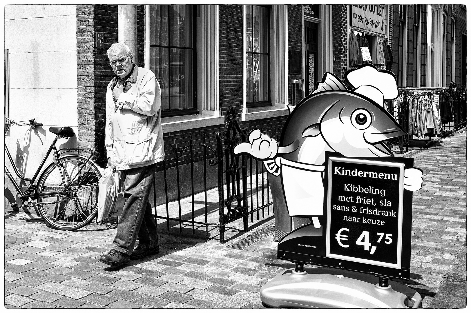 Freitag ist Fischtag Foto & Bild | streetfotografie mit menschen, kommunikation; grafik; szenen ...