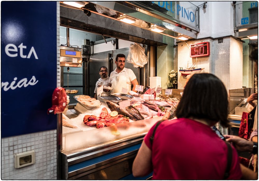 Freitag ist Fischtag Foto & Bild | architektur, erwachsene menschen, streetfotografie mit ...