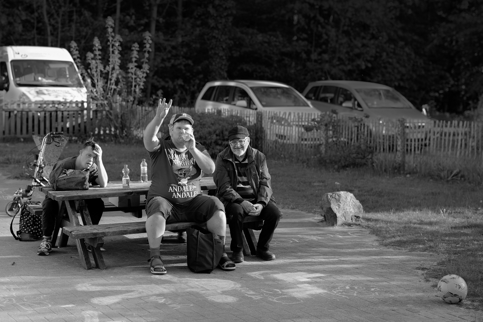 Freundliche Grüße Foto & Bild | outdoor, monochrom, menschen Bilder auf ...