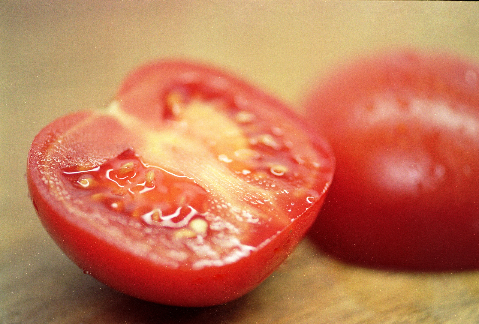 Frische Tomate Foto & Bild | stillleben, tabletop, rot Bilder auf ...