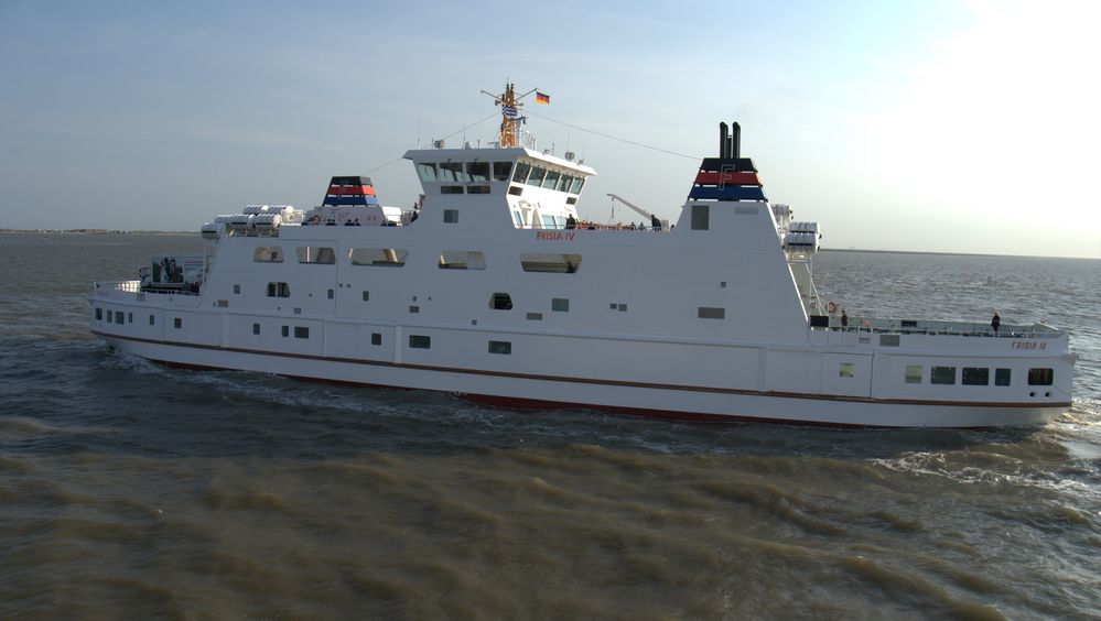 Frisia IV fährt vorbei Foto & Bild | deutschland, europe, niedersachsen ...