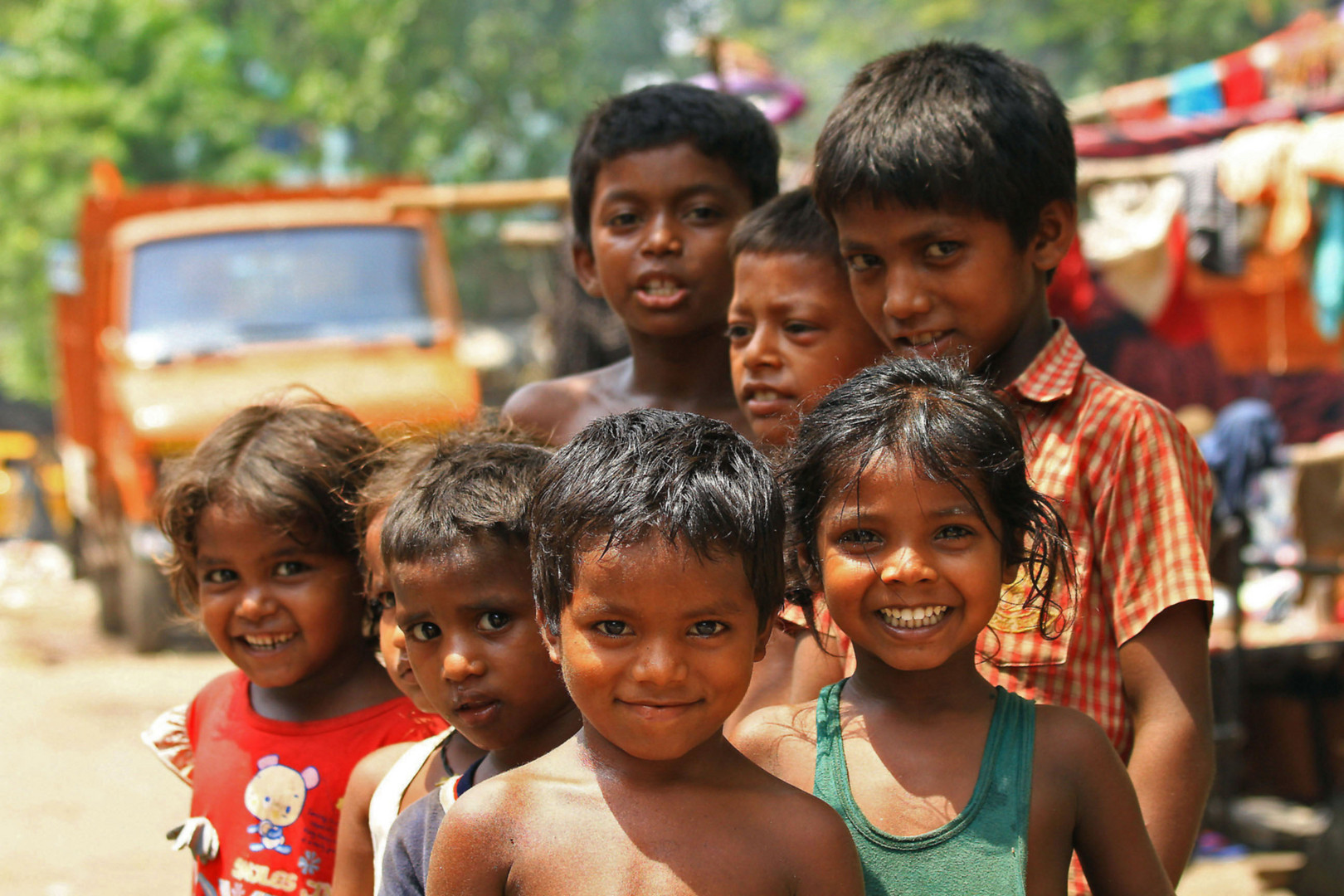 Fröhliche Kinder aus den Slums von Kolkata (Calcutta), Indien Foto ...