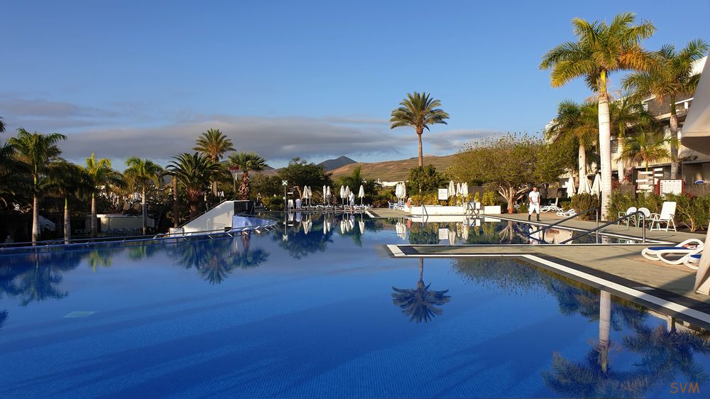 Frühmorgens am noch unberührten Pool Foto & Bild | europe, canary ...
