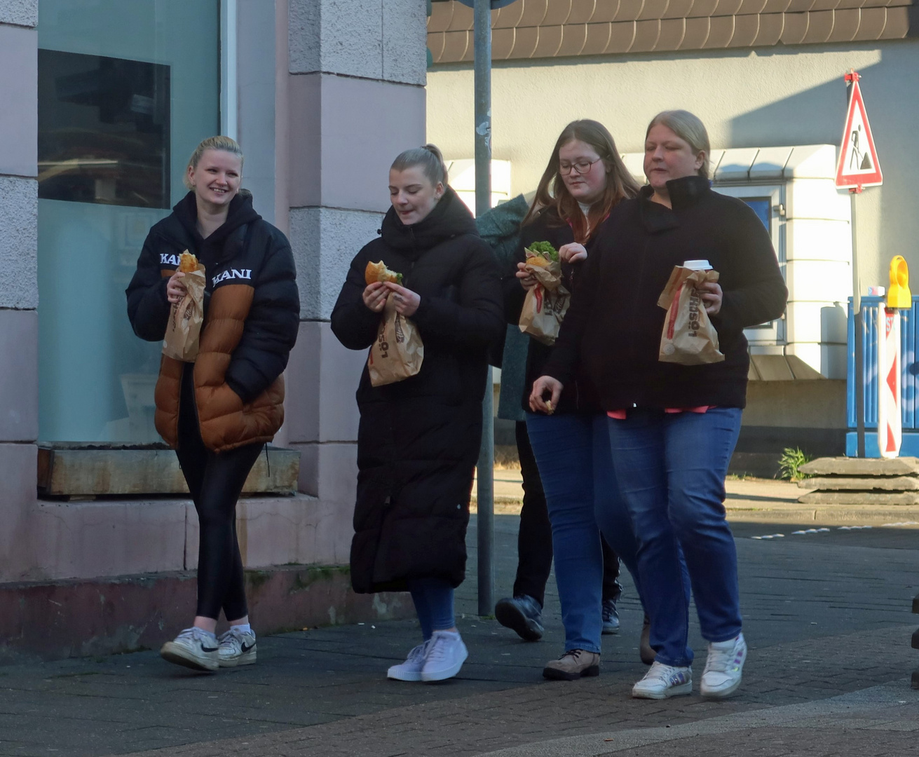 Frühstück Foto & Bild | erwachsene menschen, streetfotografie mit menschen, alltagsereignisse ...