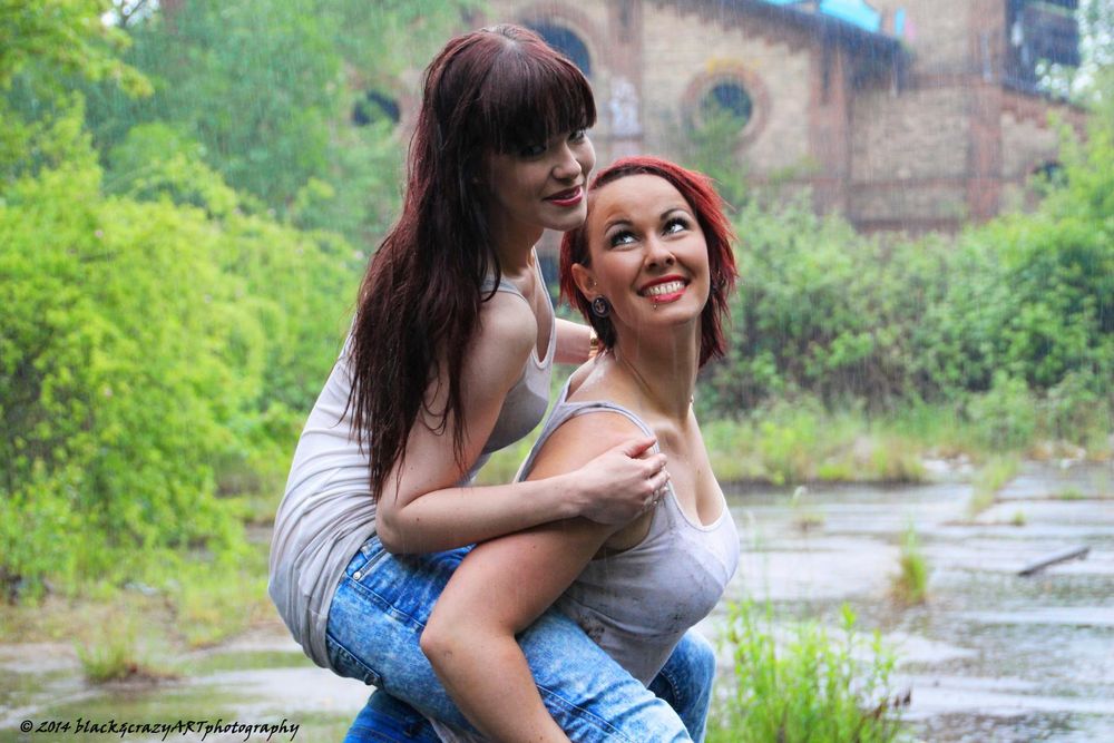 Fun in Rain Foto & Bild | erwachsene menschen, alltagsereignisse, menschen in der freizeit ...