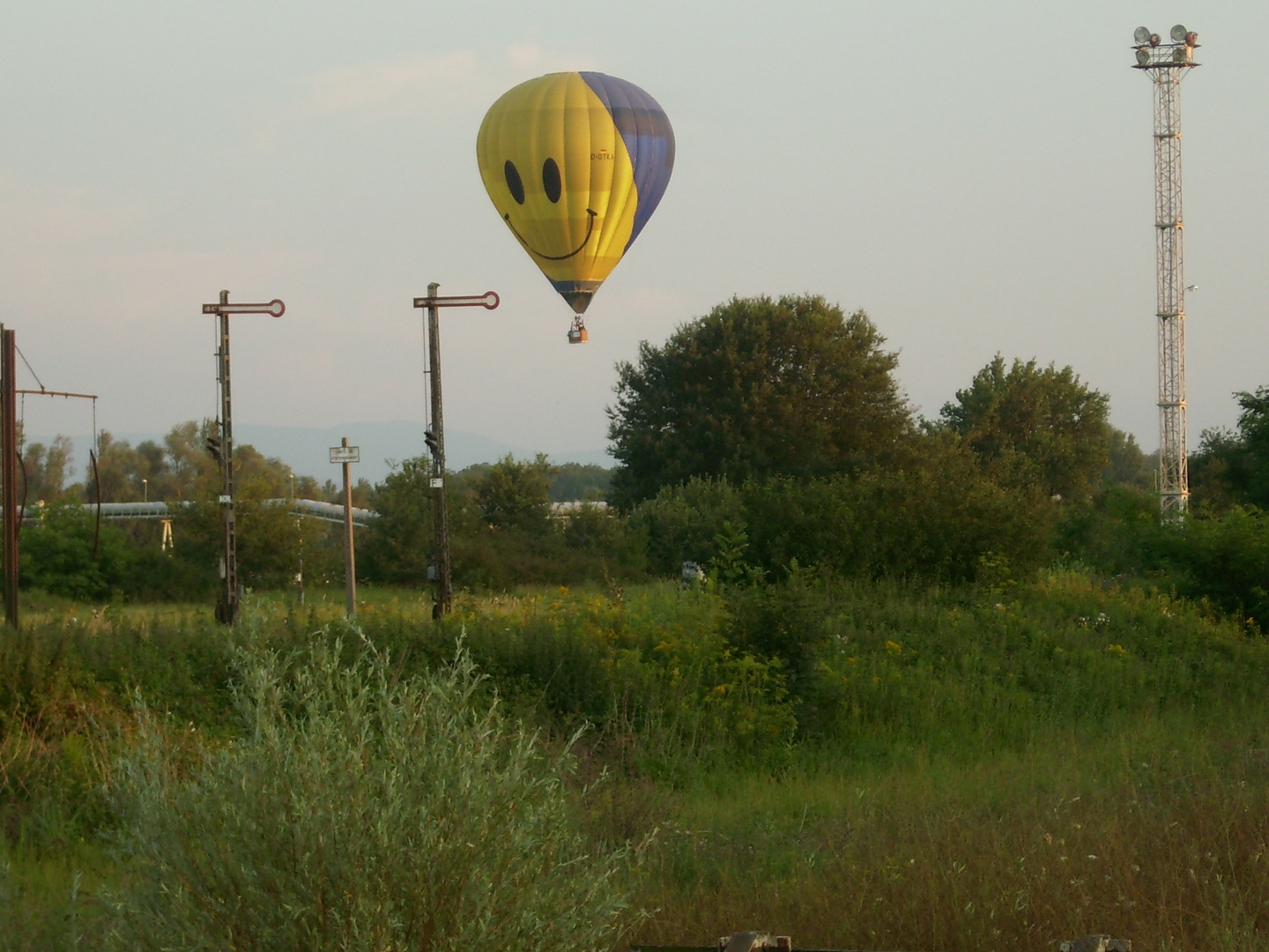 Funny smiling Balloon crossing Railroad tracks Foto & Bild | luftfahrt ...