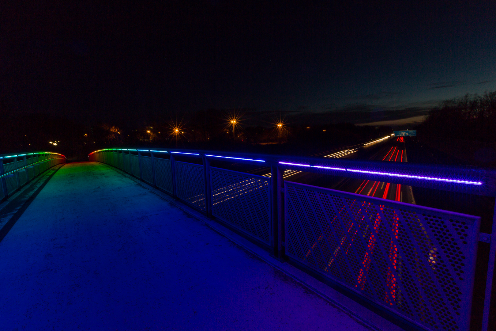 Fußgängerbrücke quert A 40 Foto & Bild | architektur, straßen & brücken ...