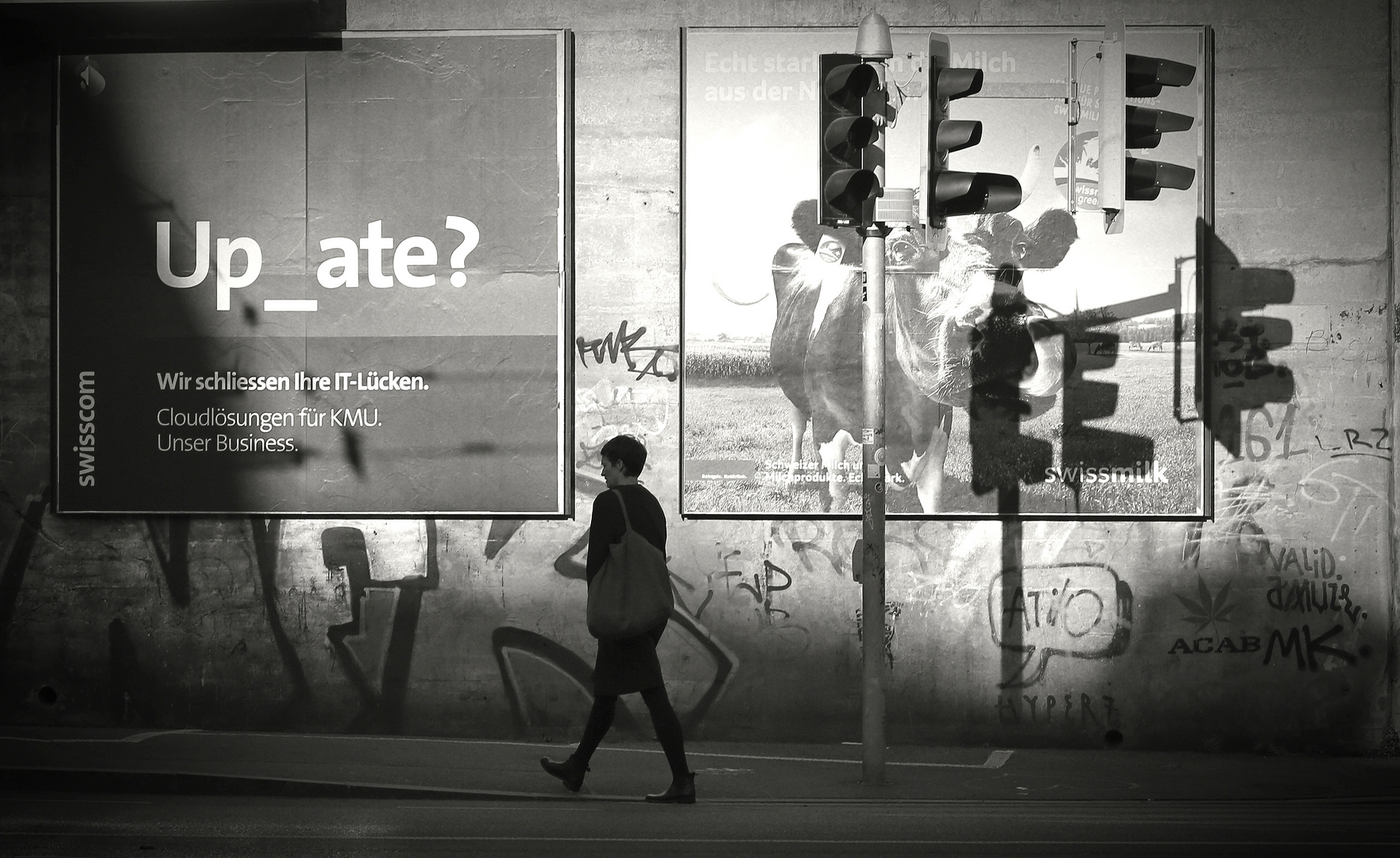 Fussgängerin Foto & Bild | streetart, graffiti & tags, streetfotografie ...