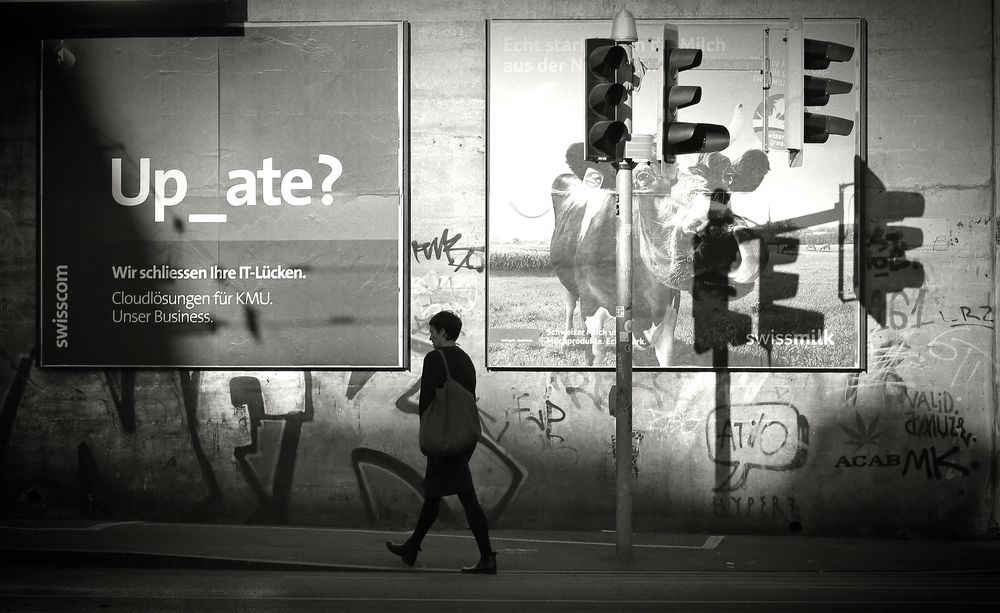 Fussgängerin Foto & Bild | streetart, graffiti & tags, streetfotografie mit menschen ...