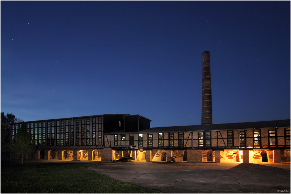 Ganz allein auf der Ziegelei... Foto & Bild | architektur, architektur bei nacht, w-egeln@nigth ...