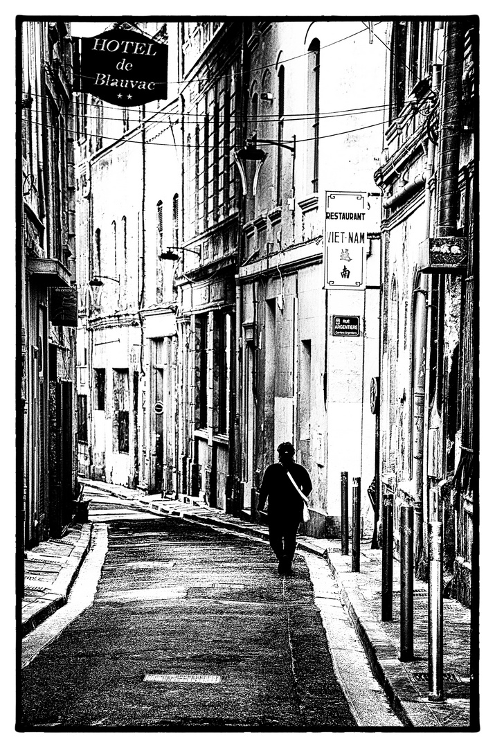 Ganz allein... - Toute seule... Foto & Bild | streetfotografie mit ...