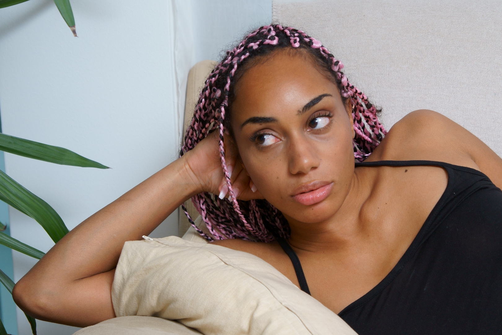 ganz entspannt auf der Couch Foto & Bild | indoor, woman, portrait ...