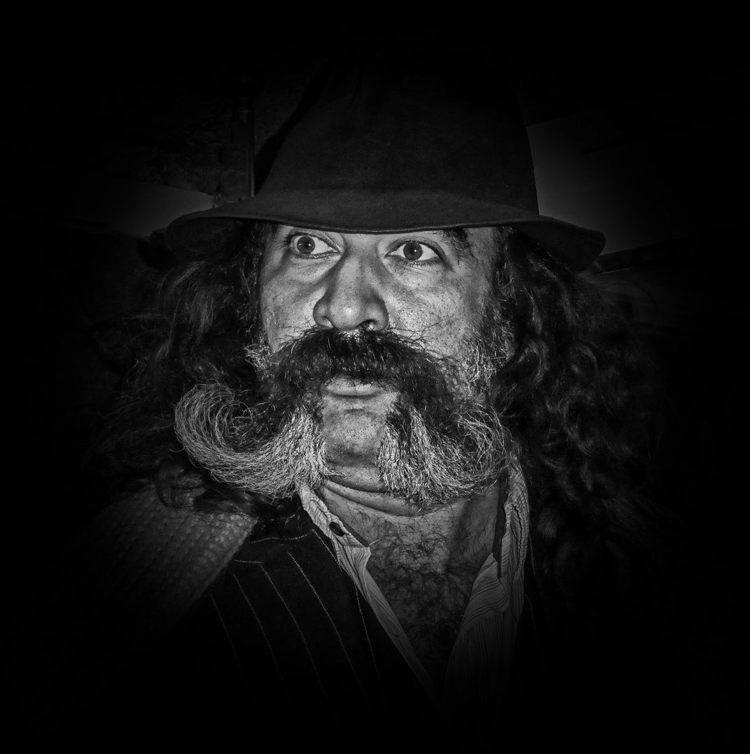 GANZ GENAU UND UNAUFFÄLLIG...... Foto & Bild | world, spezial, mann ...