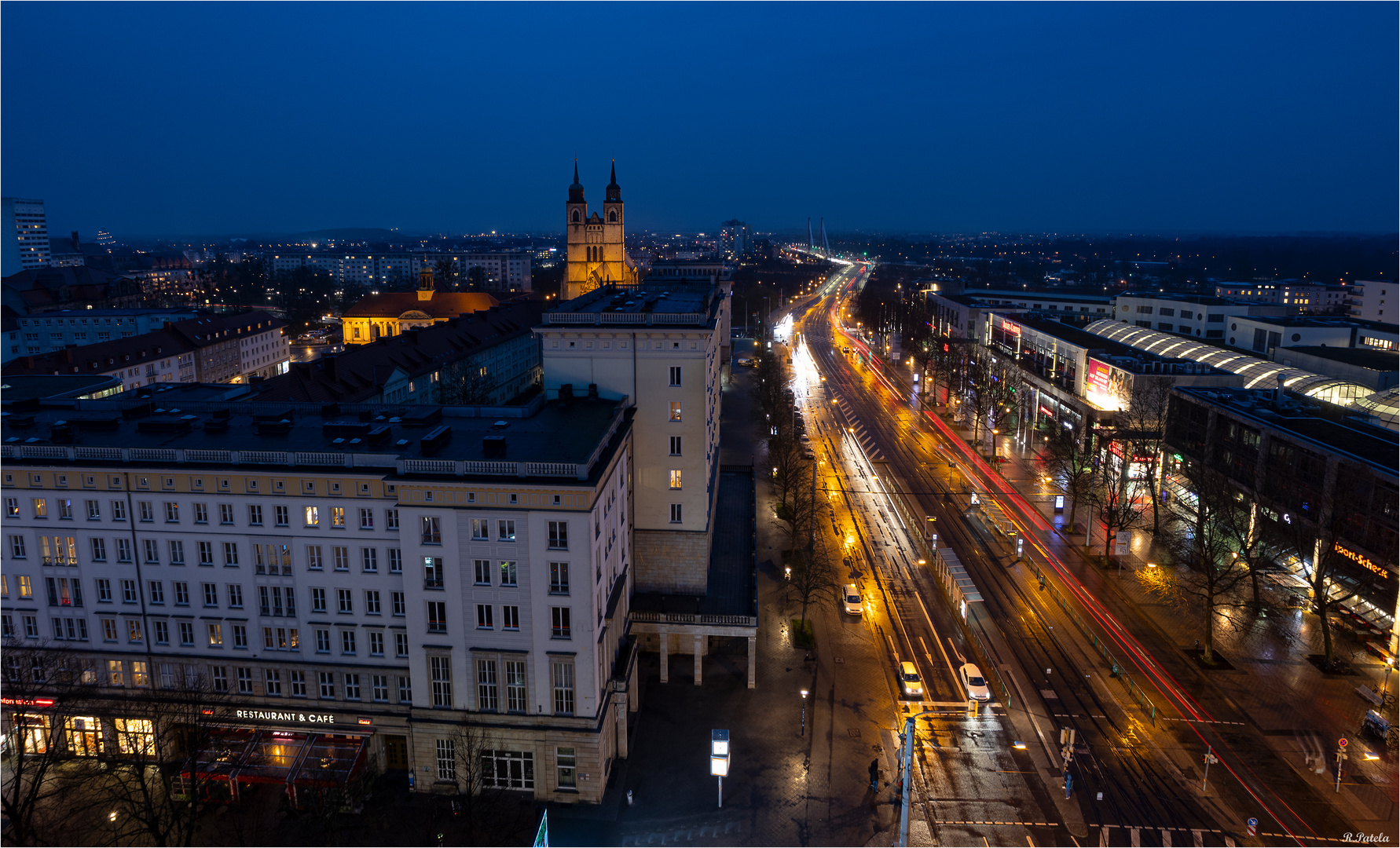 Ganz oben... Foto & Bild | nachtaufnahme, blaue stunde, magdeburg ...