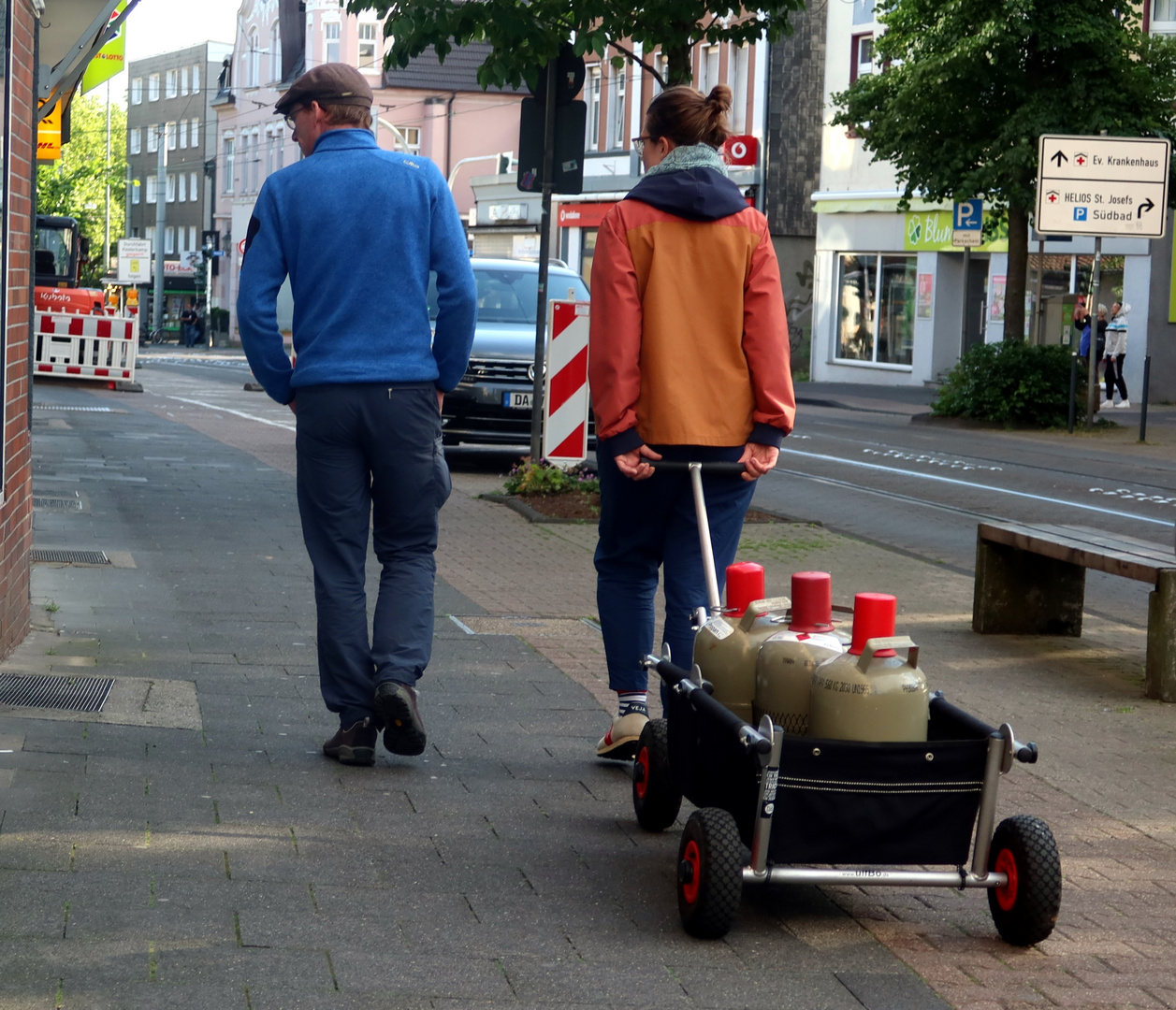 Gaslieferung Foto & Bild | erwachsene menschen, streetfotografie mit menschen, alltagsereignisse ...