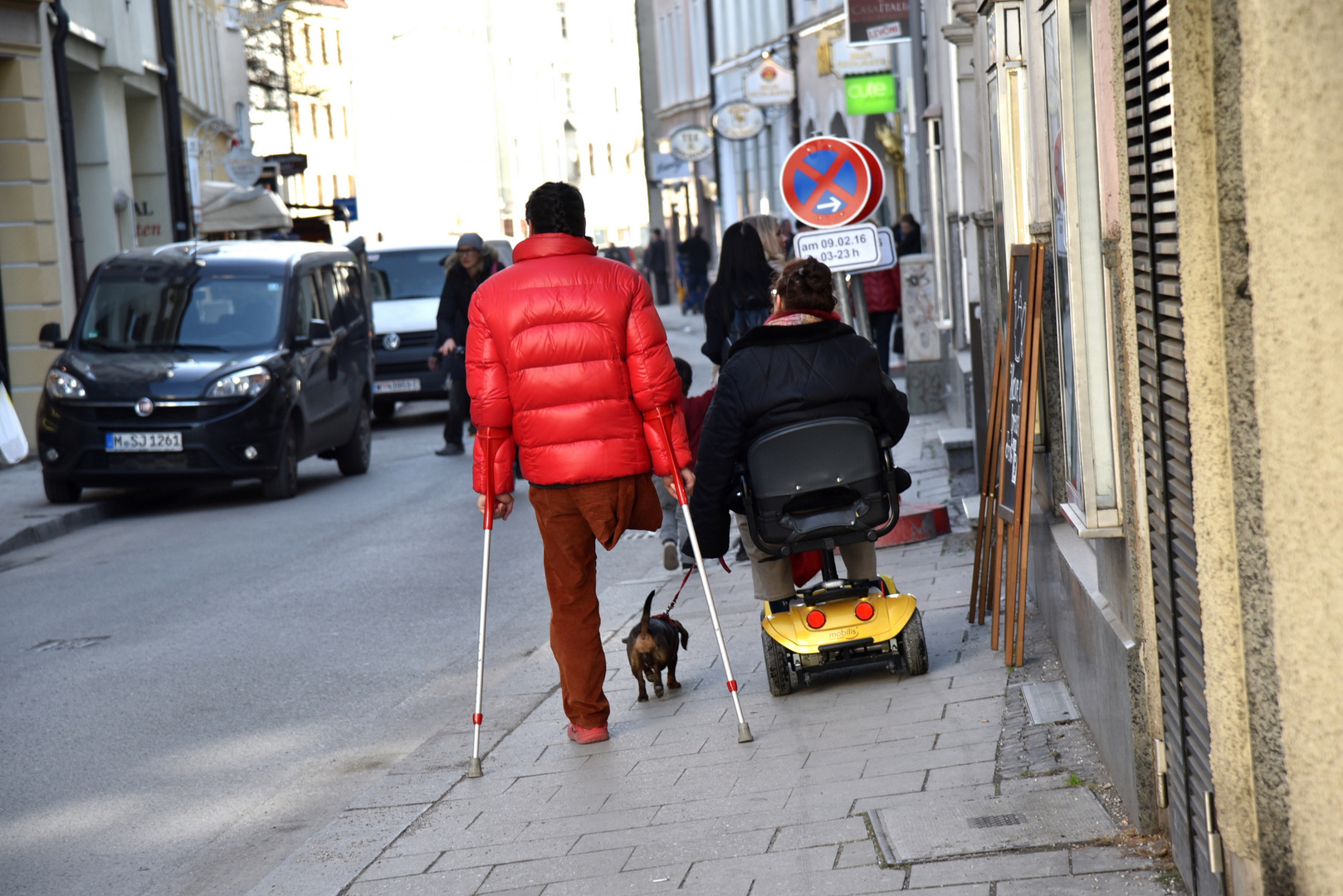 Gassi gehen Foto & Bild | erwachsene, tiere, streetfotografie mit menschen Bilder auf fotocommunity