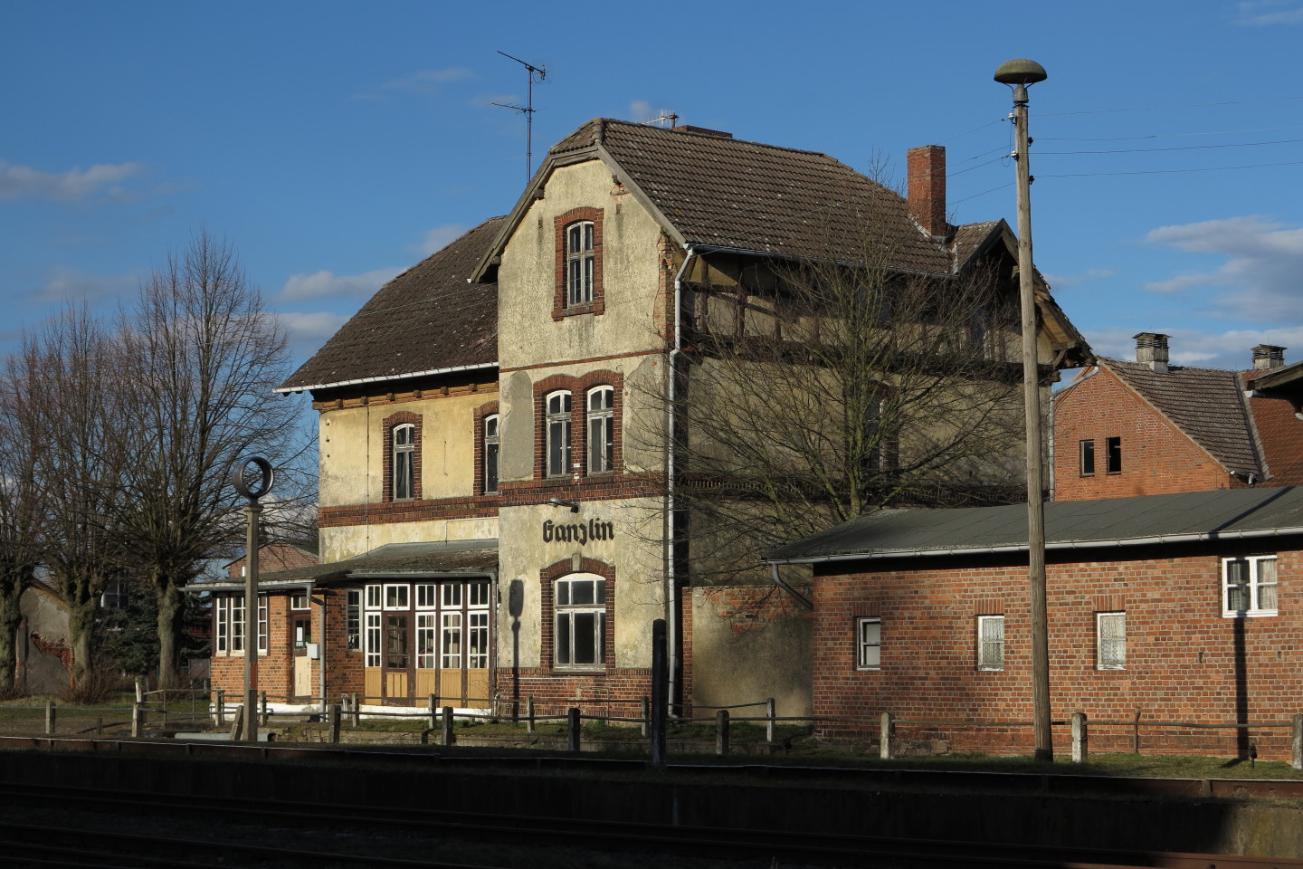 Gebäude Bahnhof Ganzlin Foto & Bild | architektur, bahnhöfe & gleise, profanbauten Bilder auf ...