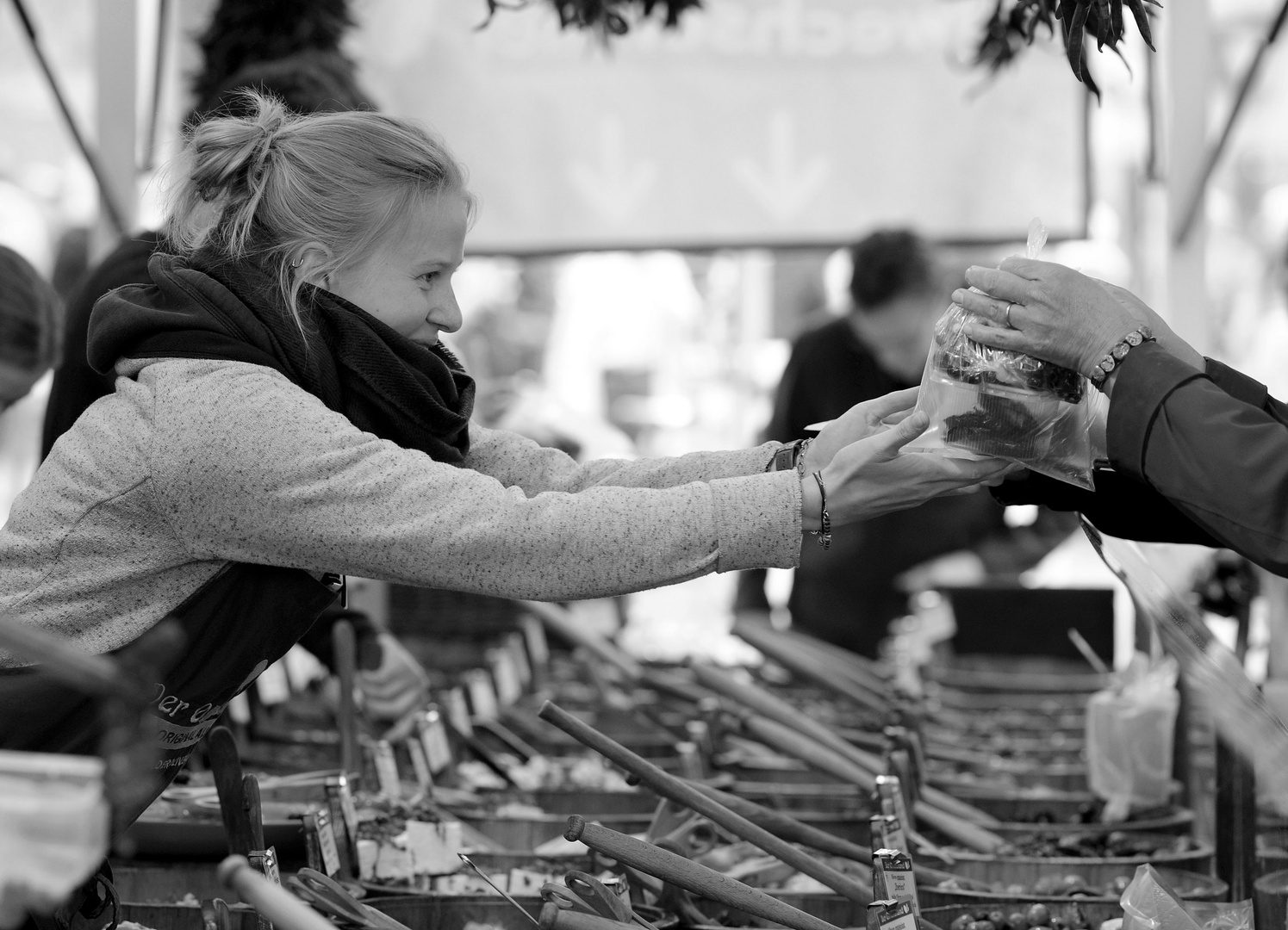 - Geben - Foto & Bild | erwachsene menschen, streetfotografie mit menschen, menschen bei der ...