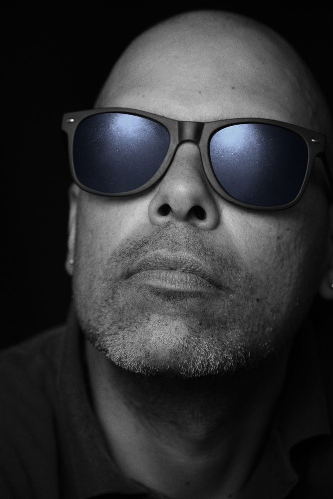 Geblendet von Dunkelheit Foto & Bild | fotos, people, studio Bilder auf ...