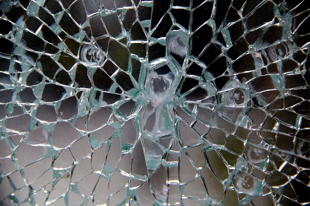 gebrochenes glas Foto & Bild | stillleben, motive Bilder auf fotocommunity