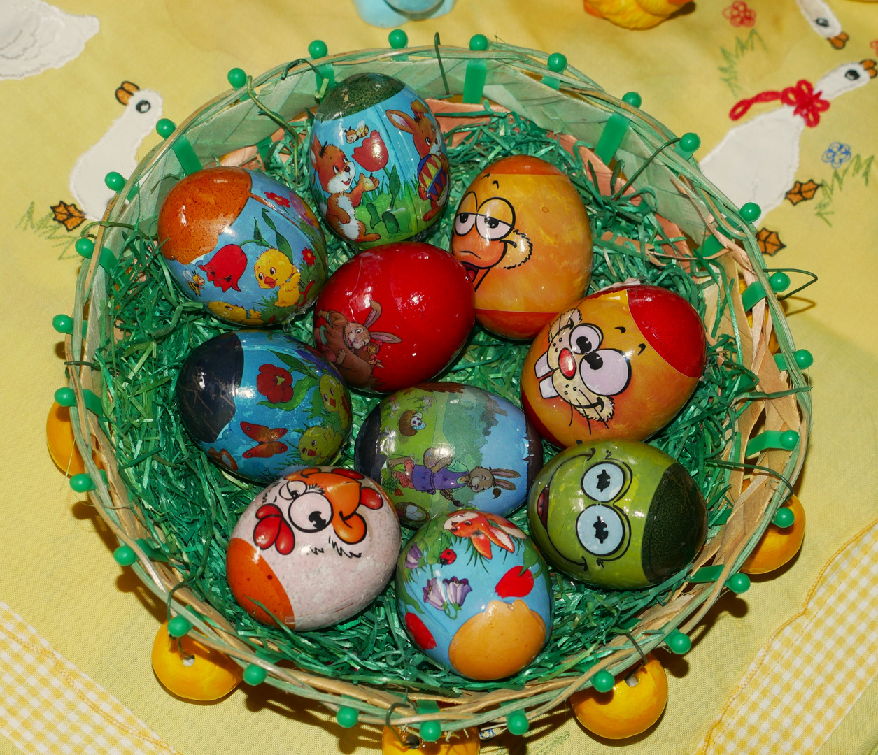 Gefärbte Eier im Osternest letztes Jahr - Frohe Ostern 2024 Foto & Bild ...