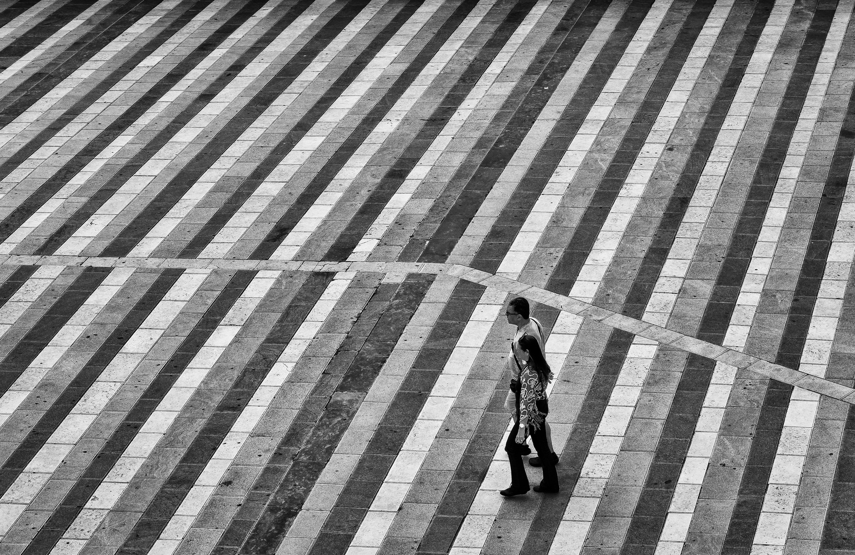 gegenläufig Foto & Bild | streetfotografie mit menschen, fotokunst, monochrome fine art Bilder ...