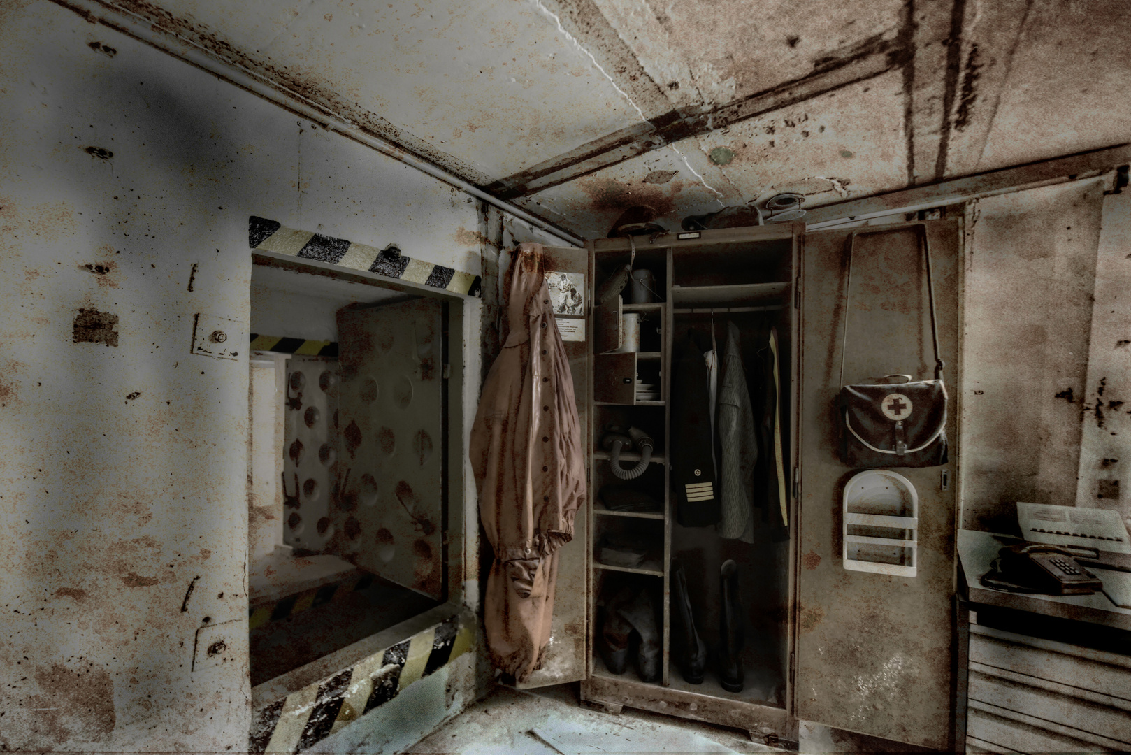 Geheimer DDR Bunker Foto & Bild | architektur, lost places, fotos ...