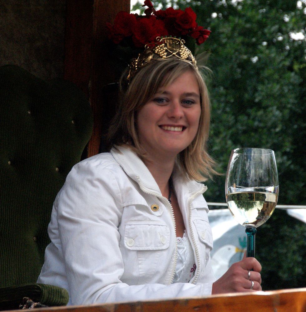 Gekrönte Häupter: Marisa I., Kiedricher Weinkönigin seit 2009 Foto ...