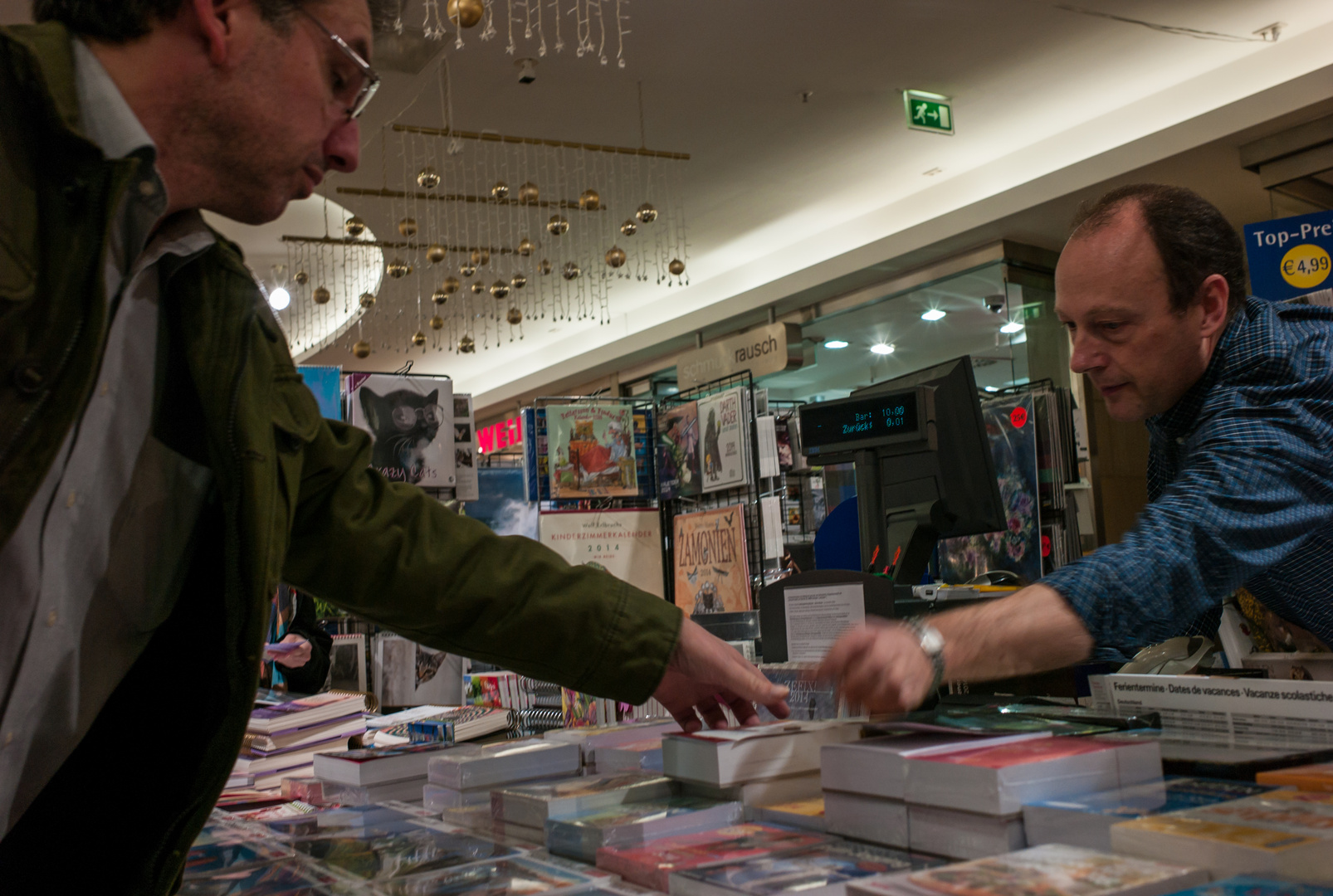 Geldwechsel Foto & Bild | streetfotografie mit menschen, kommunikation ...