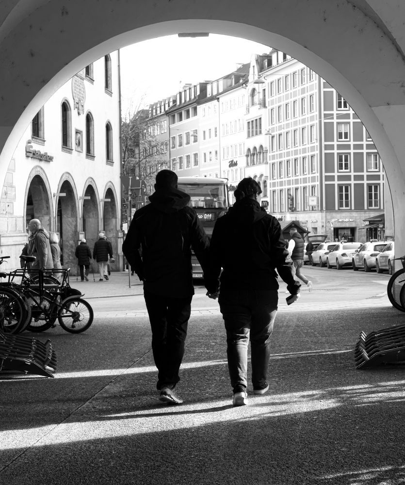 Gemeinsam durch die Tore des Lebens Foto & Bild | erwachsene menschen, streetfotografie mit ...