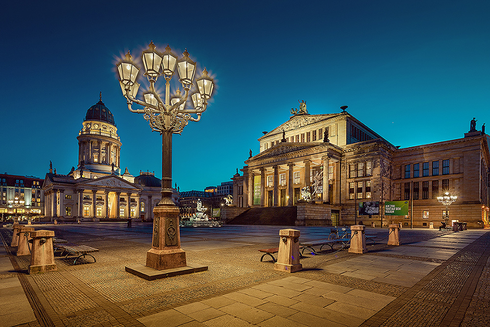 Gendarmenmarkt zur Blauen Stunde Foto & Bild | architektur, architektur ...