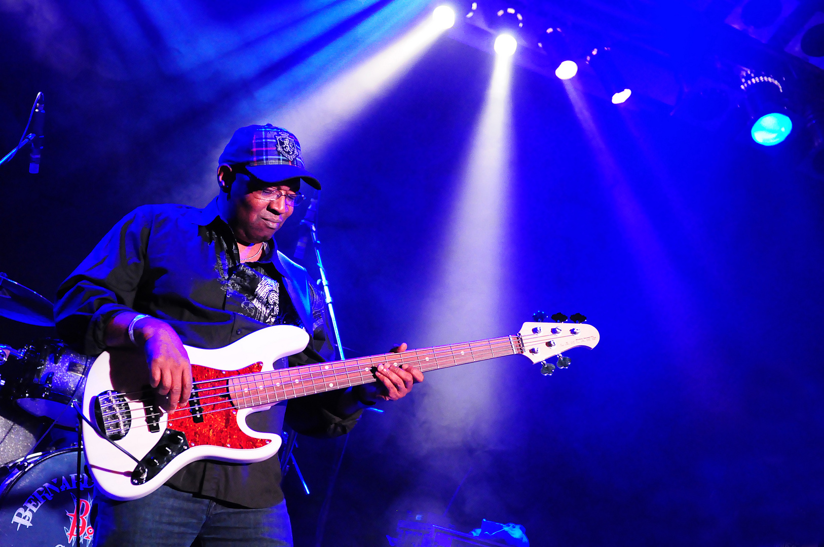 George Moye am Bass Foto & Bild | kunstfotografie & kultur, musik ...