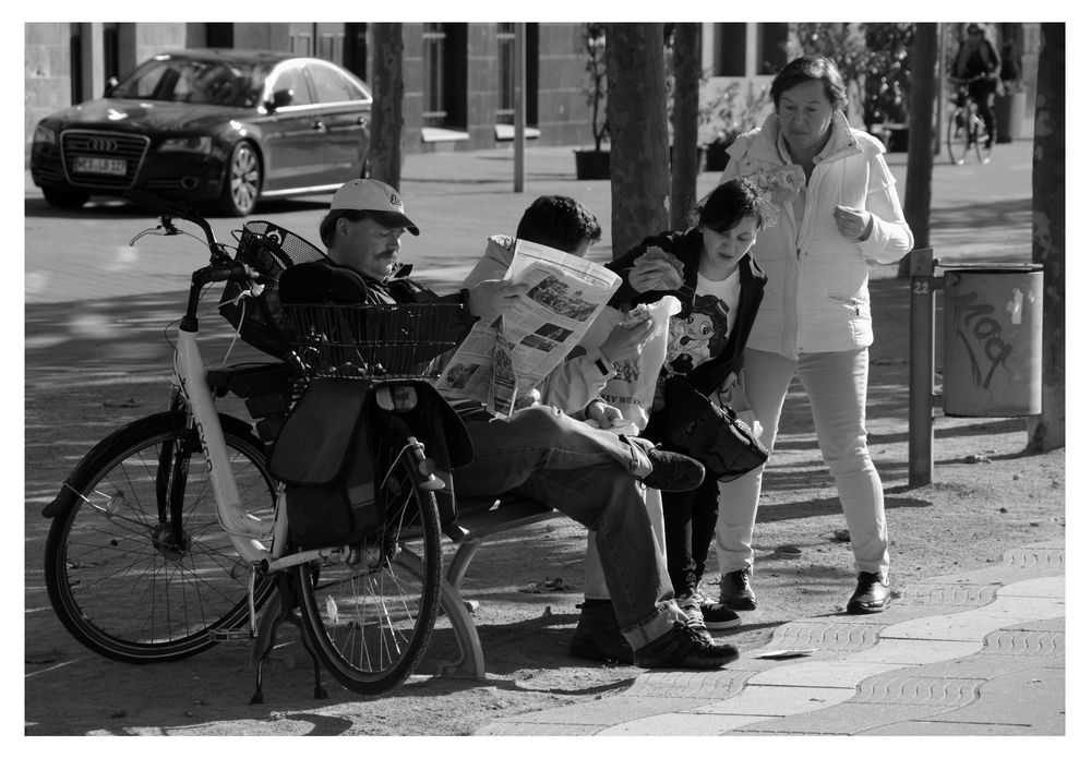 Gerade mal den Lokalteil geschafft... Foto & Bild | streetfotografie mit menschen, kommunikation ...