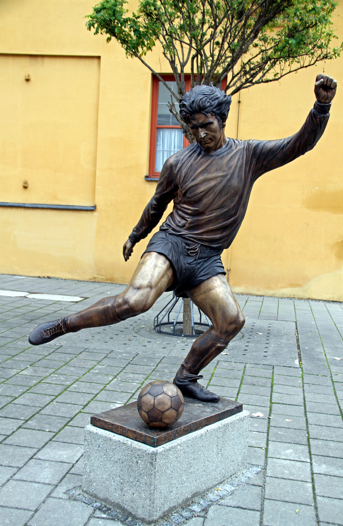 Gerd Müller Der Bomber der Nation als Brozestatue in Nördlingen Foto ...