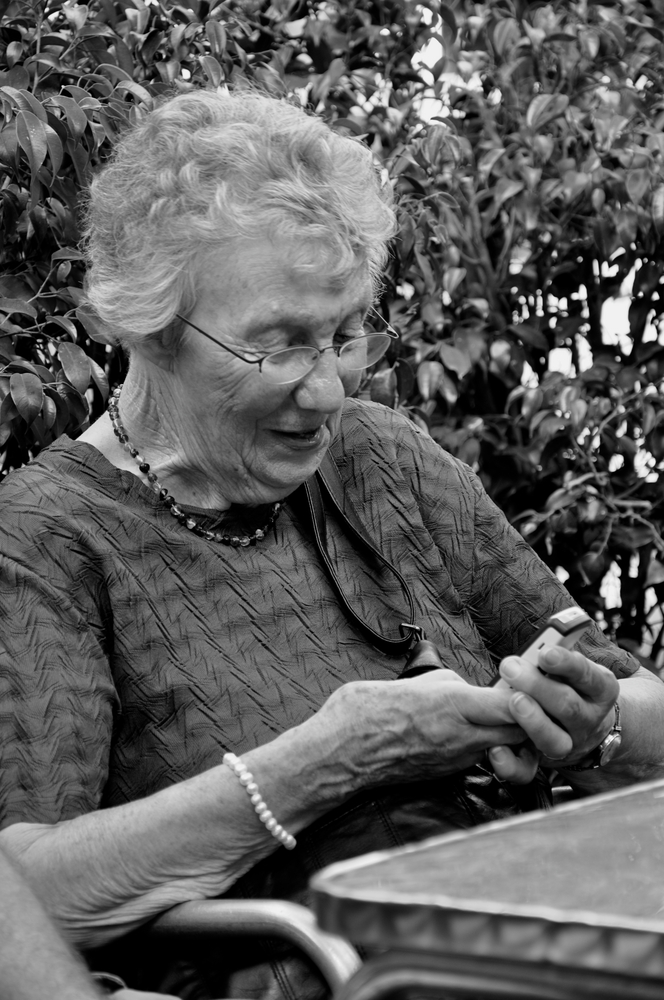 "Geschafft, die erste SMS".. Foto & Bild | streetfotografie mit ...