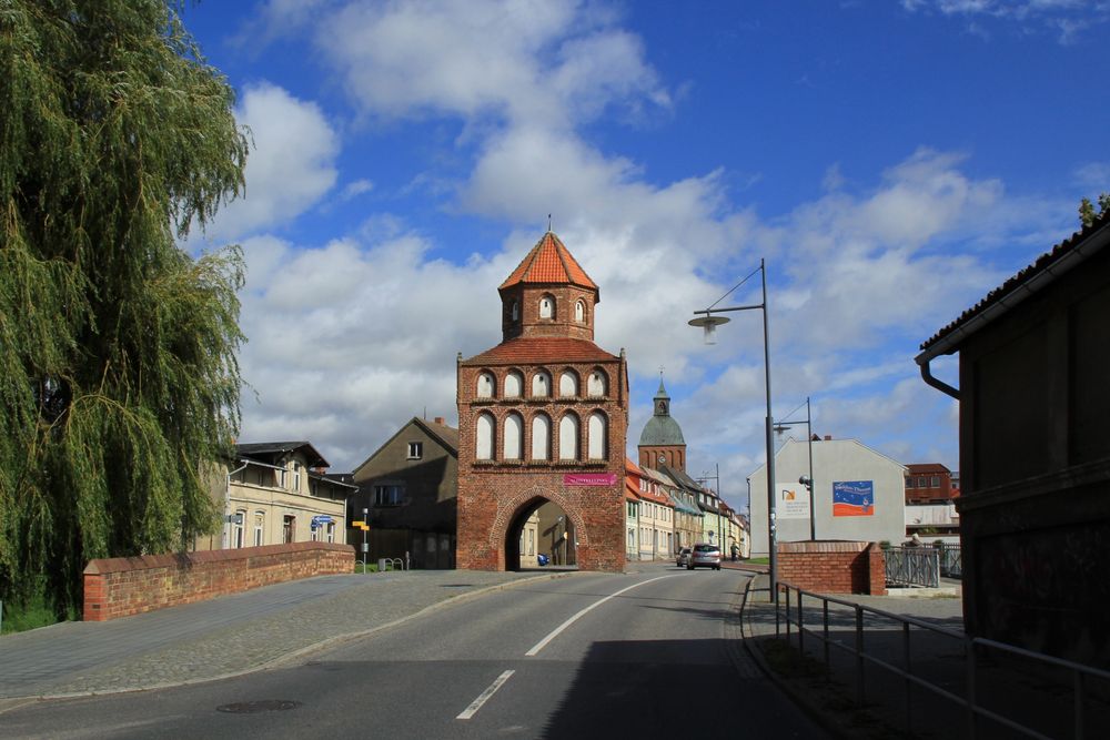 Gesehen in Ribnitz-Damgarten - Das Rostocker Tor von rechts ... Foto ...