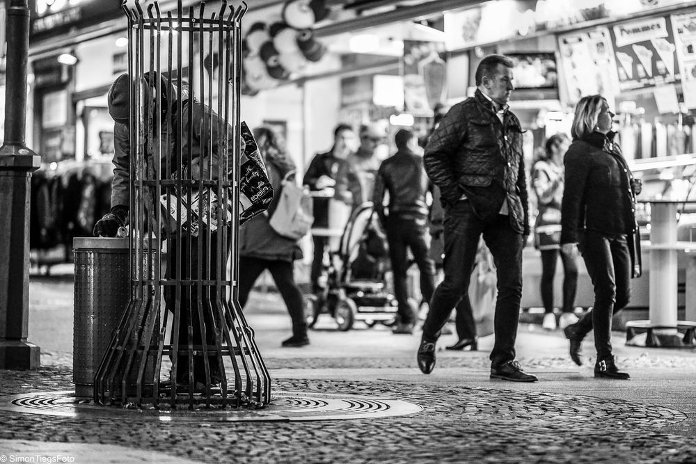 gesellschaftliche Kontraste Foto & Bild | streetfotografie mit menschen, street: spontane ...