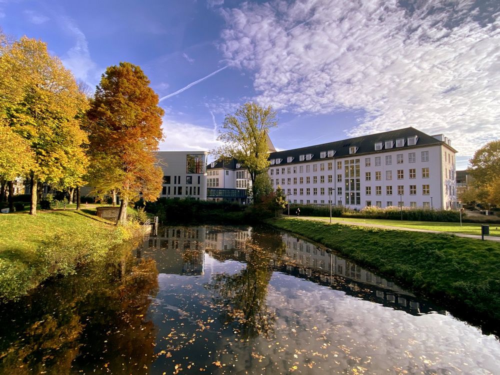 Gespiegeltes Rathaus Foto & Bild | landschaft, jahreszeiten, herbst ...