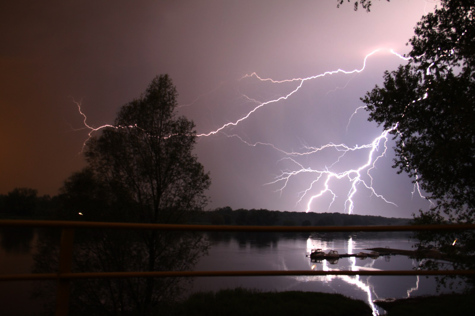 Gewitter/Blitz ..lucky shot Foto & Bild | gewitterfotos, wetter, natur ...