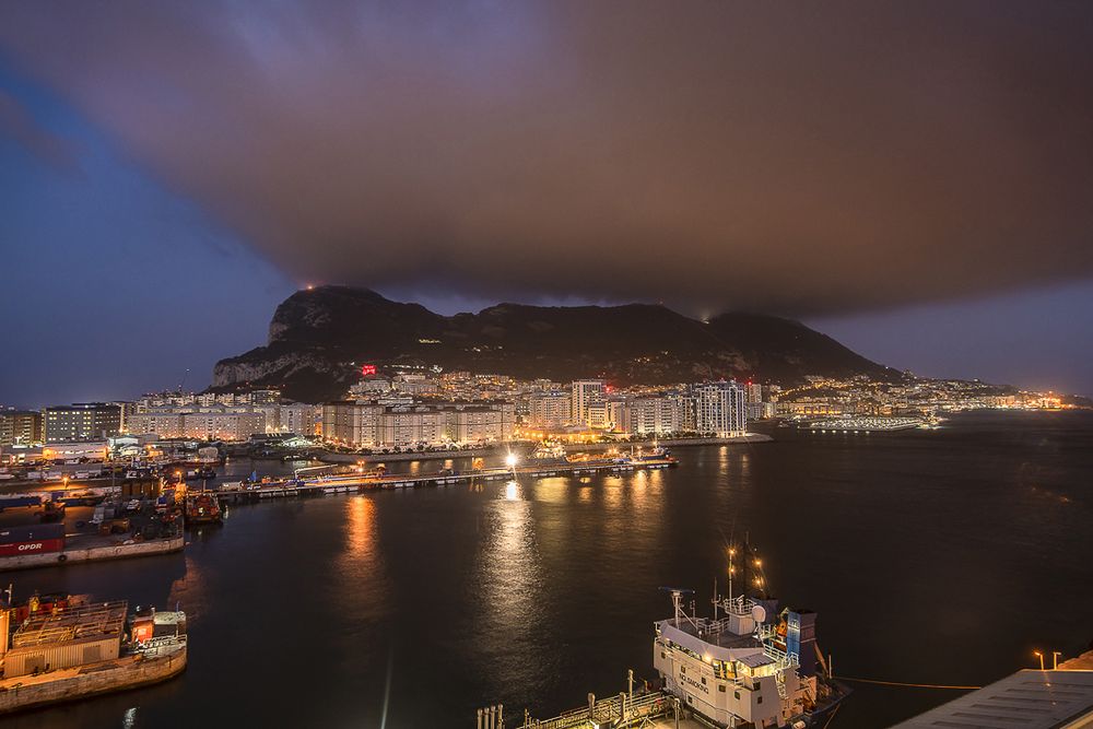 Gibraltar bei Nacht Foto & Bild | architektur, europe, techniken Bilder ...