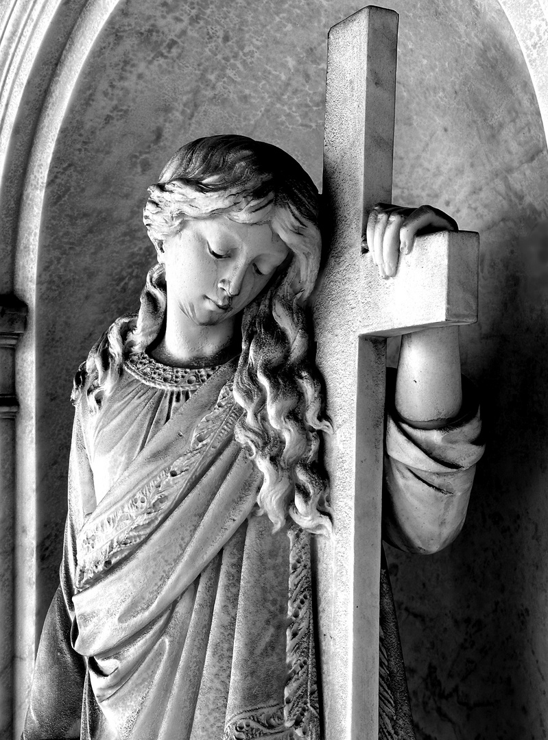 GIRL WITH CROSS Foto & Bild | architektur, friedhöfe, engel und co ...