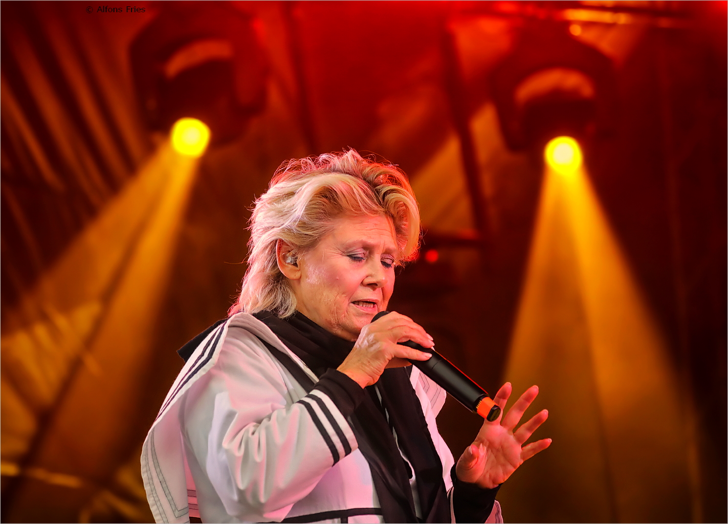 Gitte Hænning Foto & Bild | konzert, orange, licht Bilder auf fotocommunity