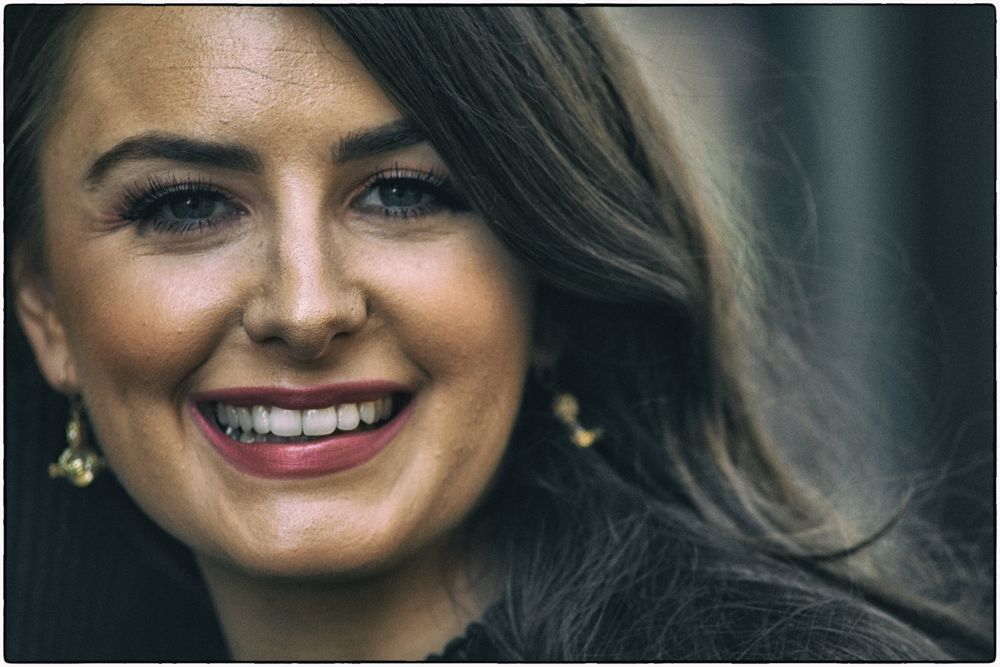 give a smile and win the day Foto & Bild | portrait, streetfotografie mit menschen, portrait ...