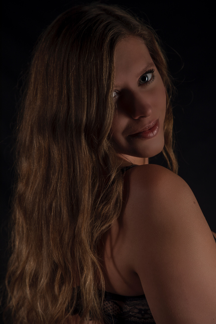 Glance over my shoulder Foto & Bild | people, studio, indoor Bilder auf ...