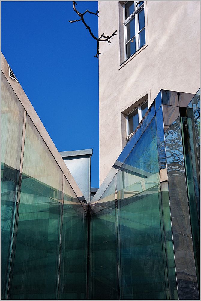 Glasbau vor Altbau Foto & Bild | architektur, experimente, gespiegelt Bilder auf fotocommunity
