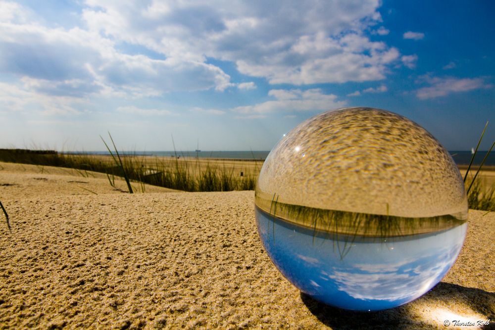 Glaskugel am Strand Foto & Bild | urlaub, world, strand Bilder auf ...