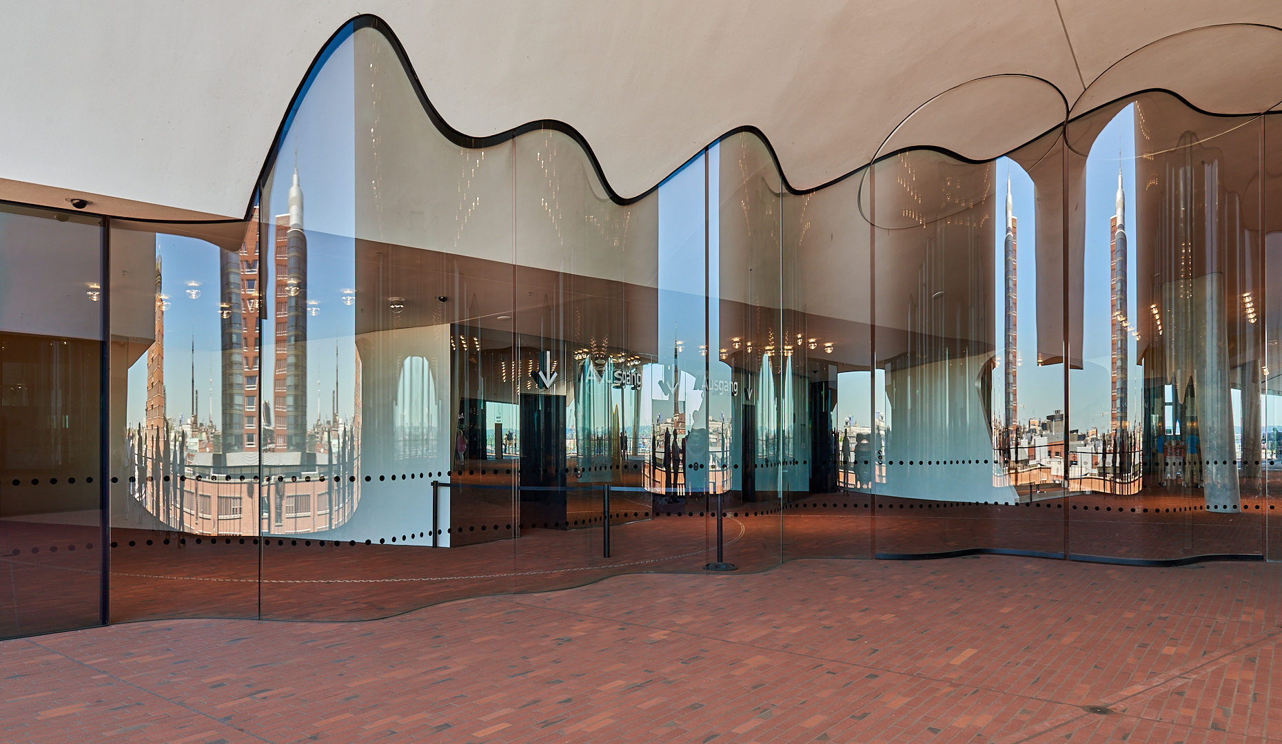 Gleich 3 mal spiegelt sich der Hanseatic Trade Center Tower mit seinen ...