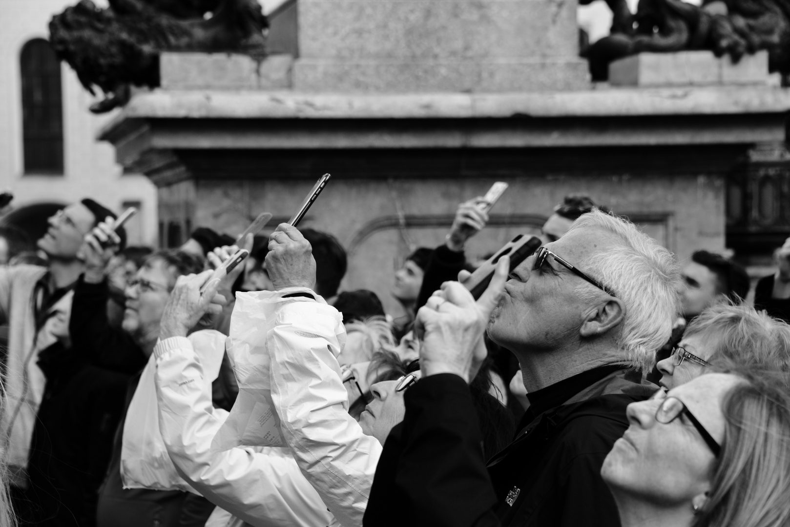 Gleich geht´s los! Foto & Bild | streetfotografie mit menschen, kommunikation; grafik; szenen ...