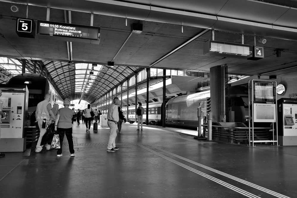 Gleis 5 Foto & Bild | bw, people, street Bilder auf fotocommunity