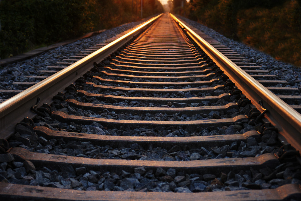Gleise bei Sonnenuntergang Foto & Bild | gleise, eisenbahn, verkehr ...